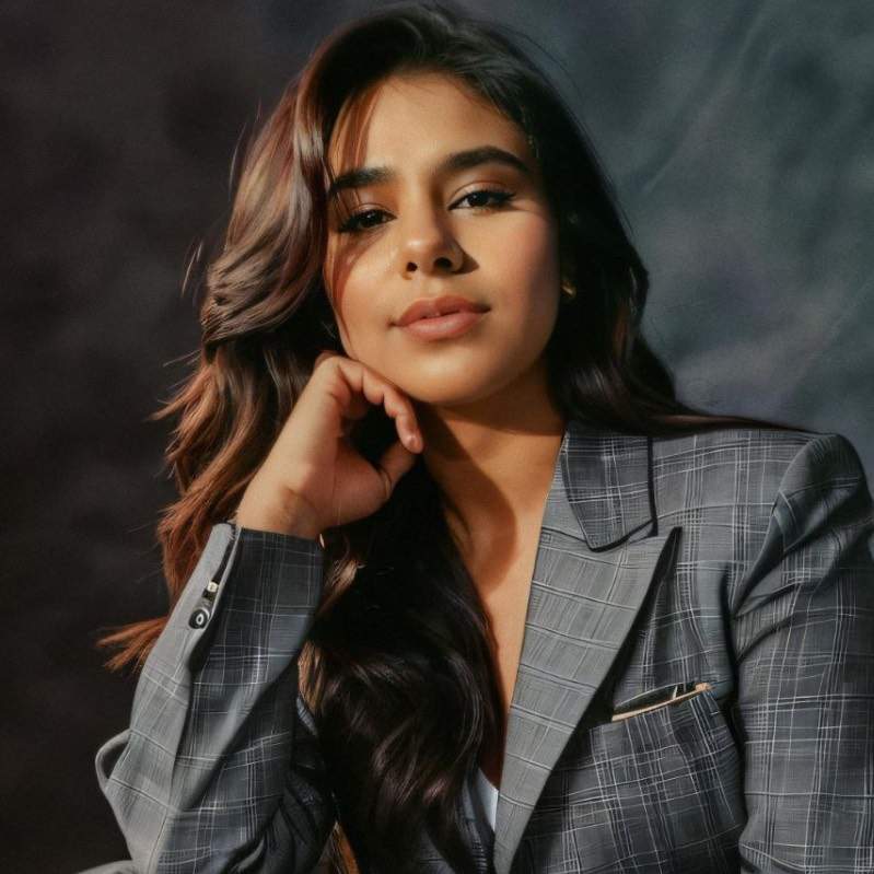Claudia Lizbeth león - Official Website, Shop & Links | atom.bio